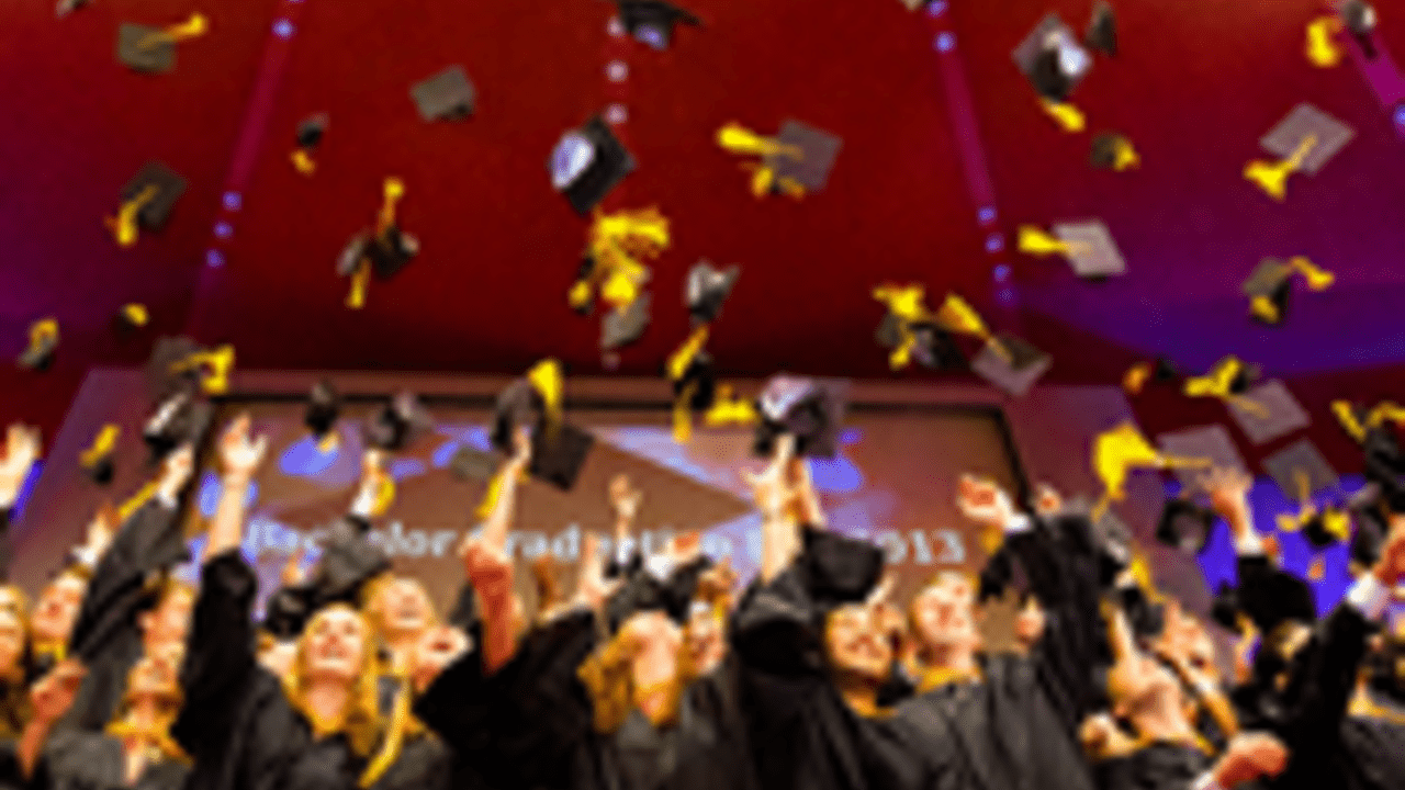 Studenten Erasmus School of Economics ontvangen Bachelor diploma ...