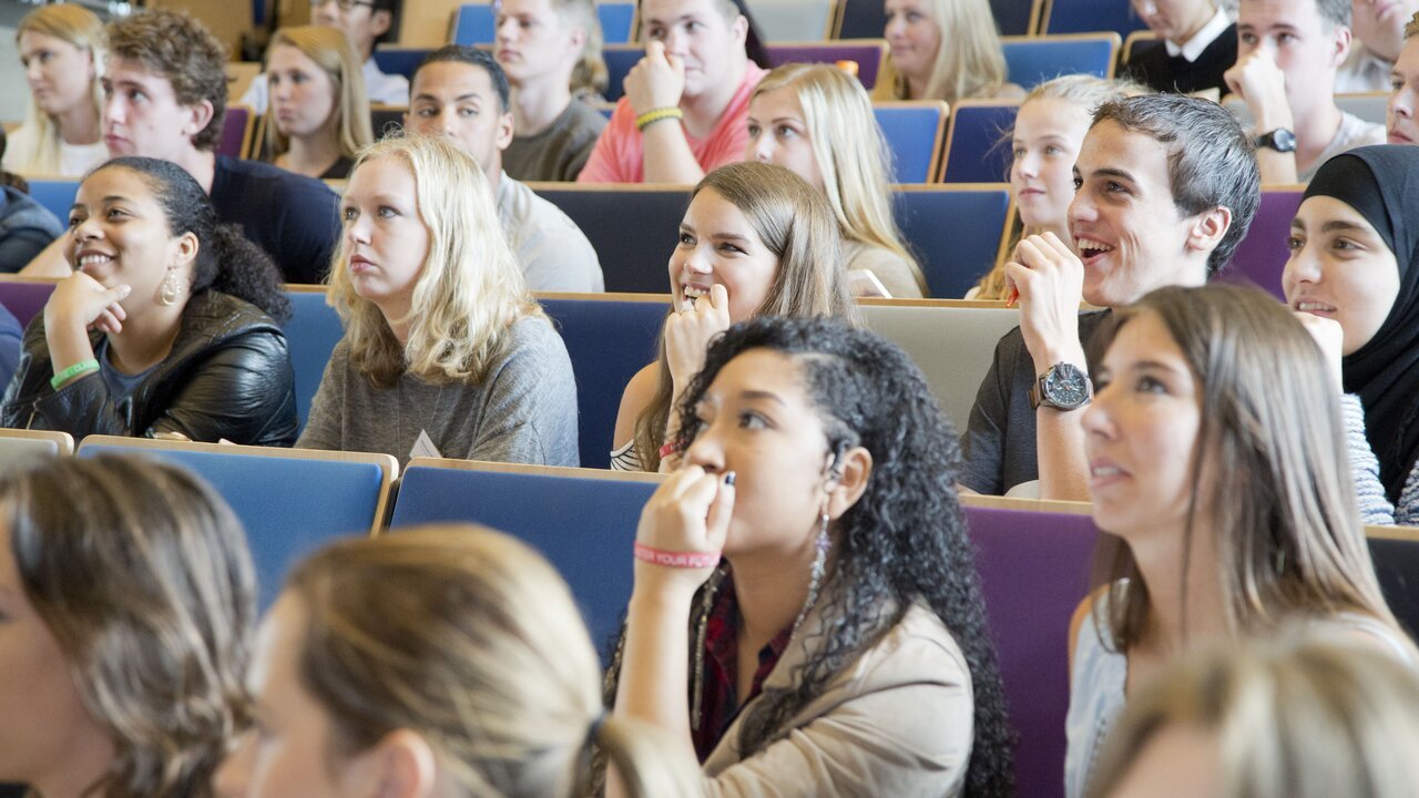 250 nieuwe EUR-studenten alvast in de collegezaal | Erasmus University ...