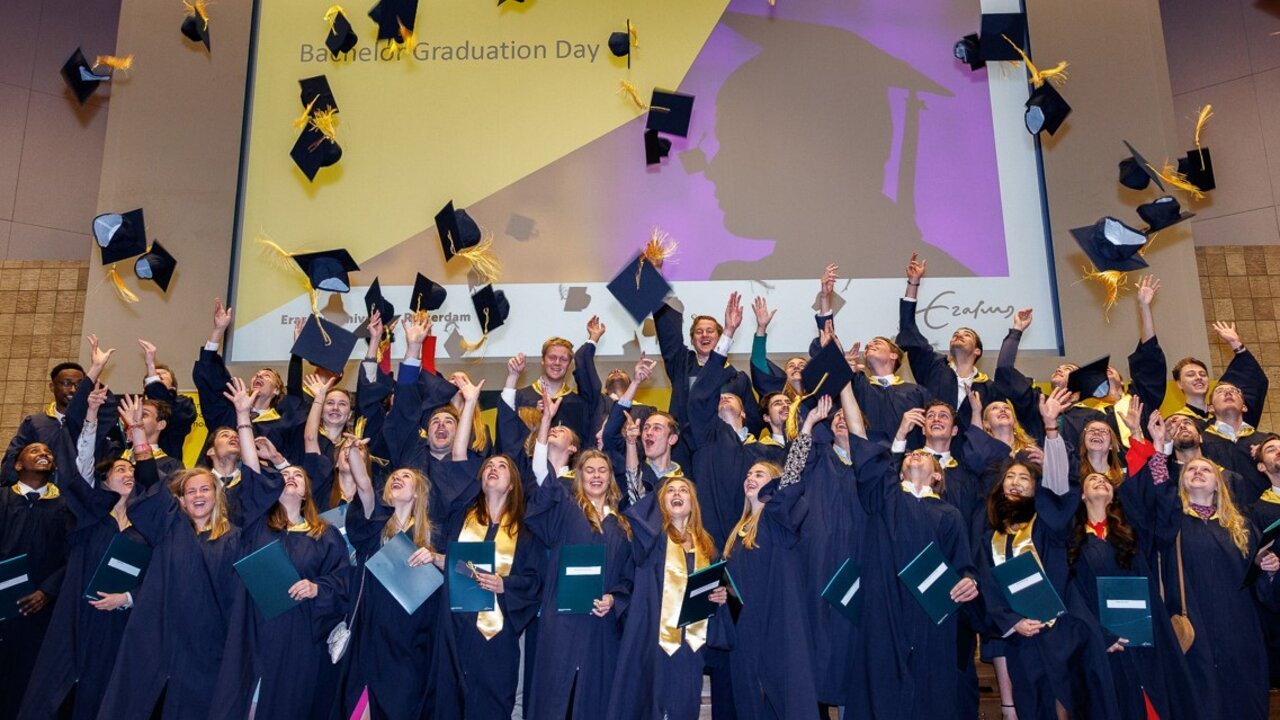 Studenten ontvangen bachelordiploma tijdens feestelijke ceremonie ...