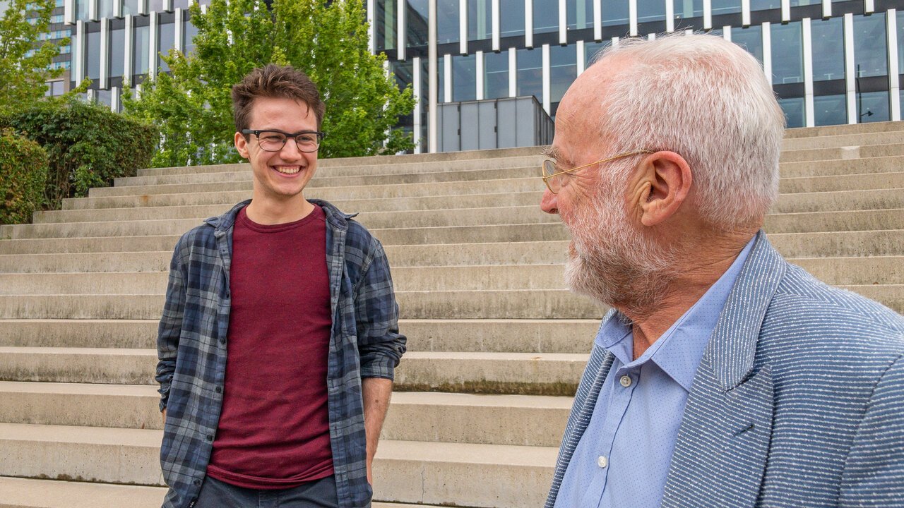 Geluksprofessor Ruut Veenhoven onderzoekt met kleinzoon Jos het geluk ...