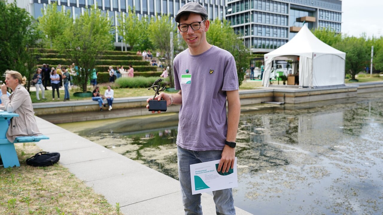 Library employee Nicky van Oosten wins Professional Services Award ...