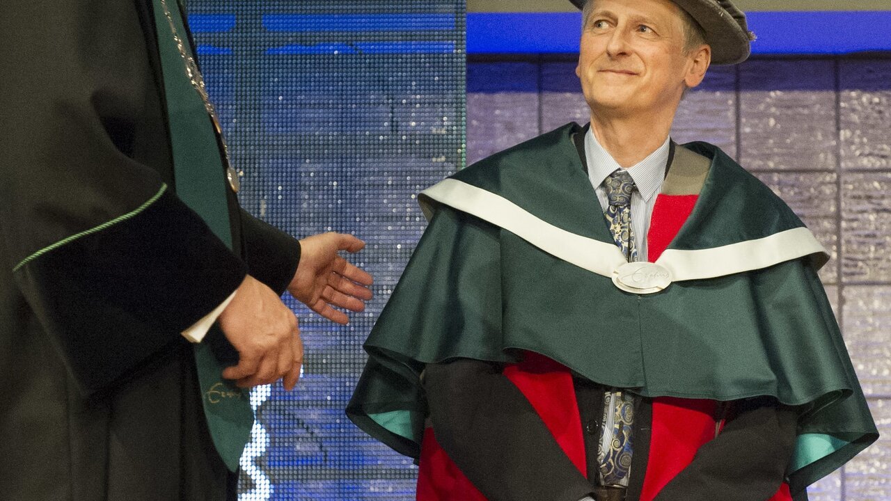 In memoriam Professor Christopher Hood | Erasmus University Rotterdam