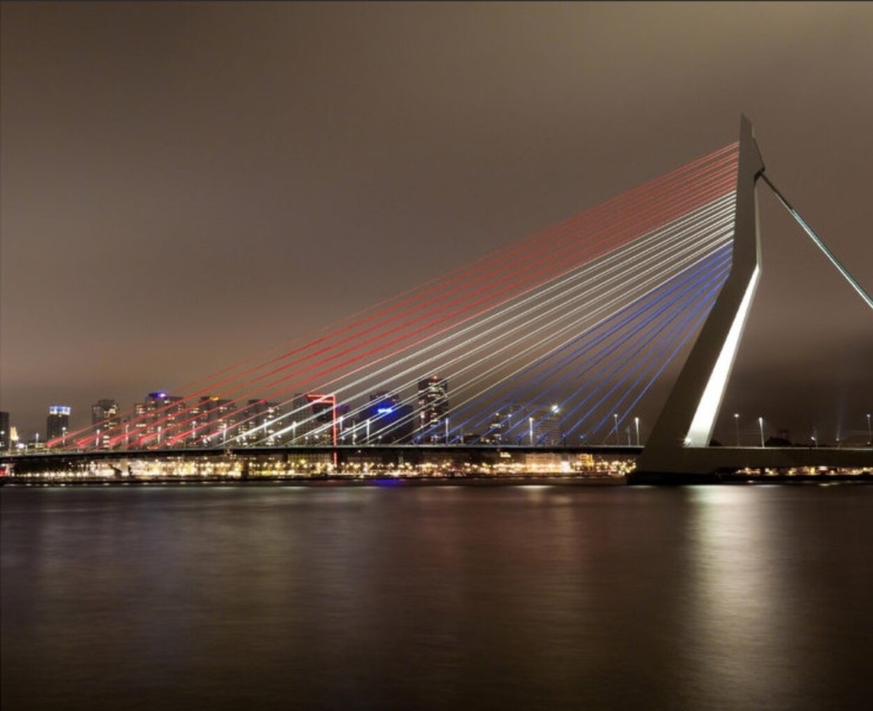This is what the Erasmus Bridge will look like on Liberation Day ...