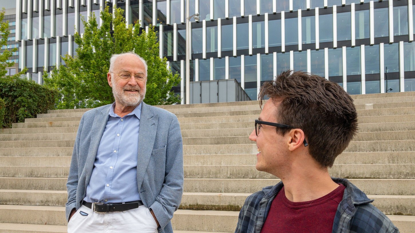 Geluksprofessor Ruut Veenhoven onderzoekt met kleinzoon Jos het geluk ...